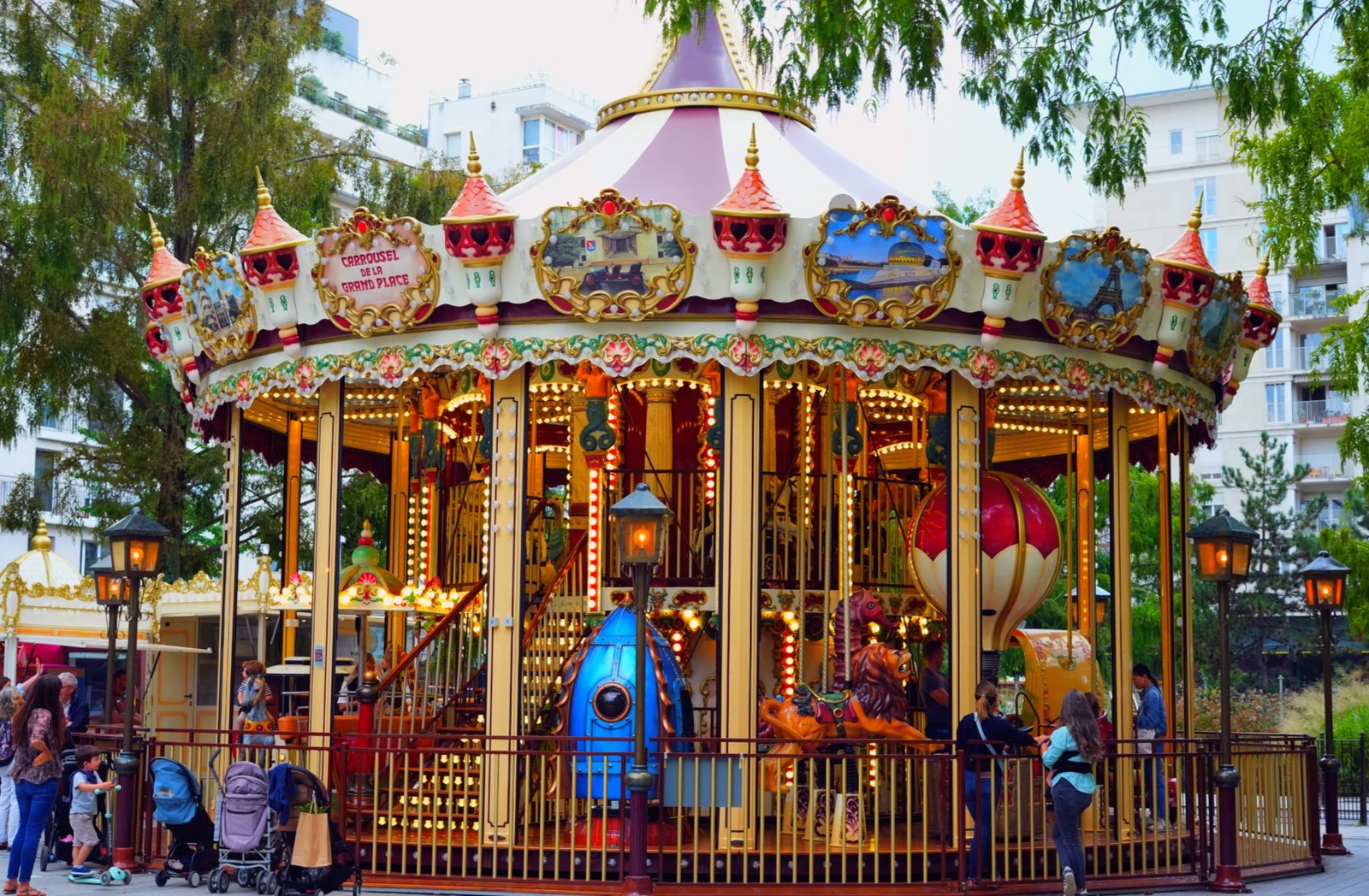 Location de carrousels anciens | fabrication et entretien en France ...